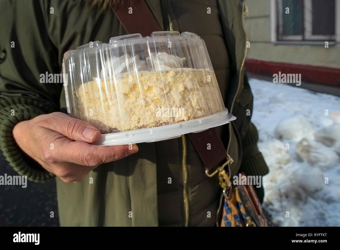 Carrying a cake hi-res stock photography and images - Alamy