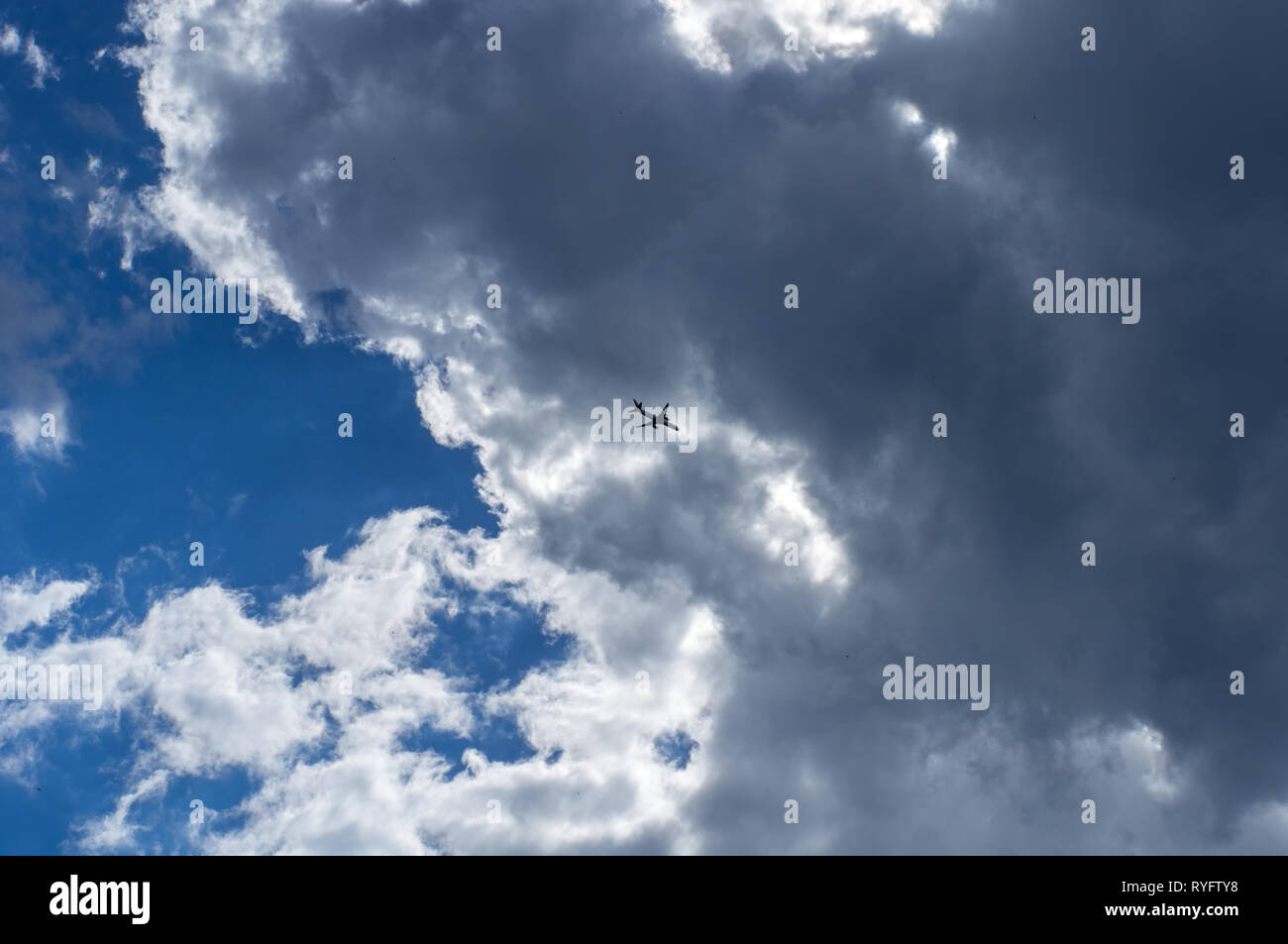 Airplane skyline horizon flight hi-res stock photography and images - Alamy