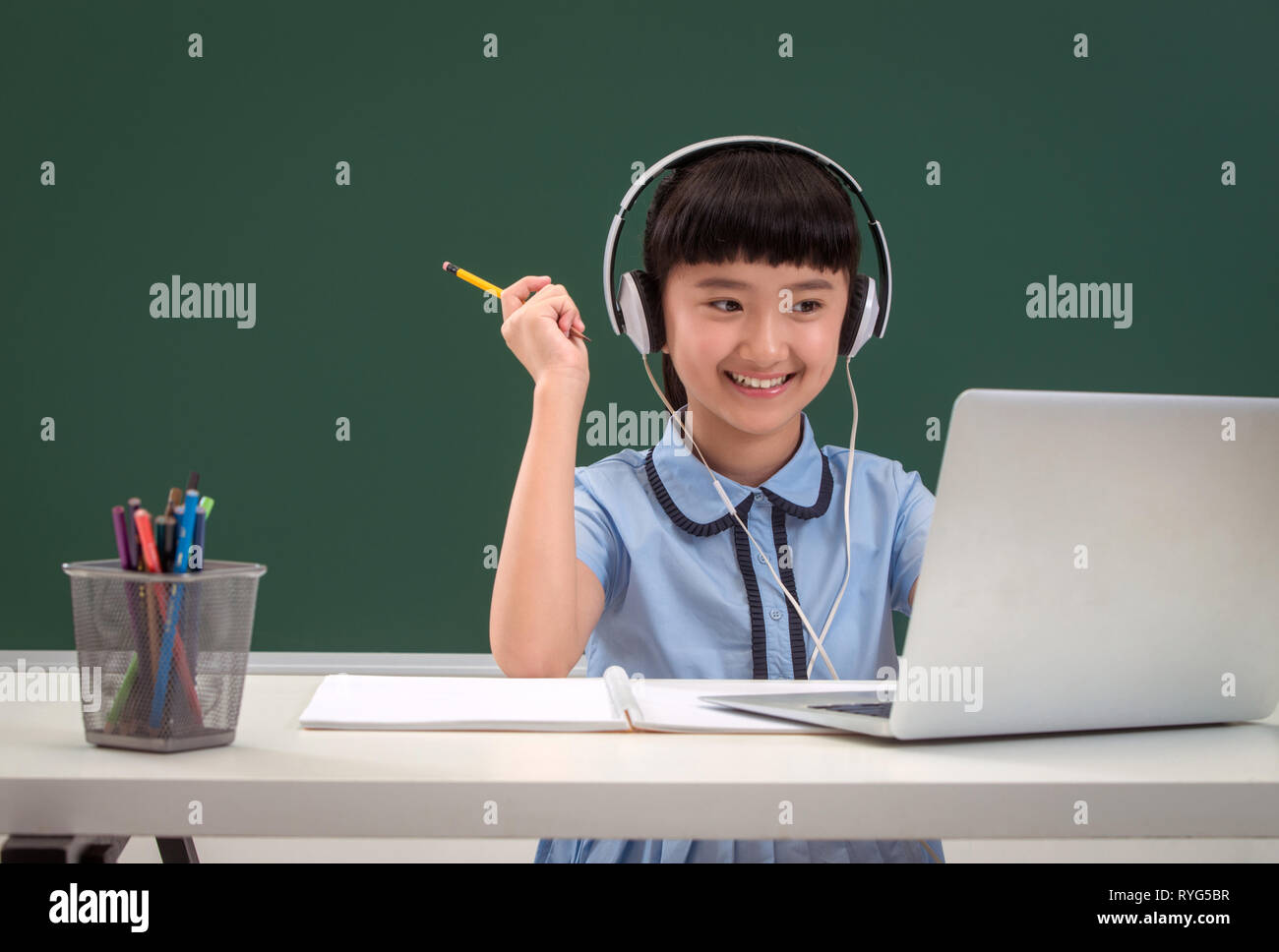 Elementary school students online learning Stock Photo - Alamy