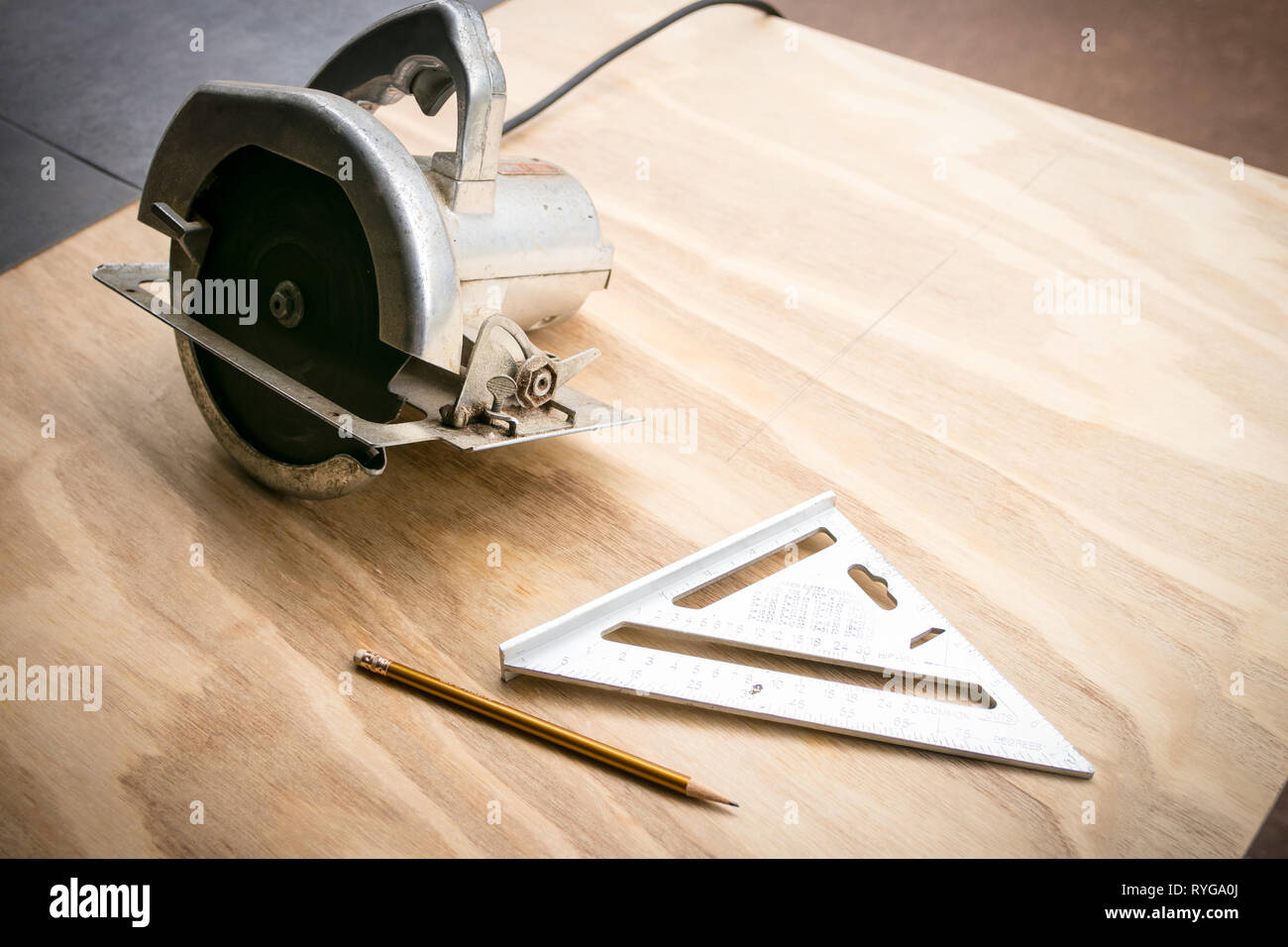 Using A Speed Square With A Circular Saw | atelier-yuwa.ciao.jp