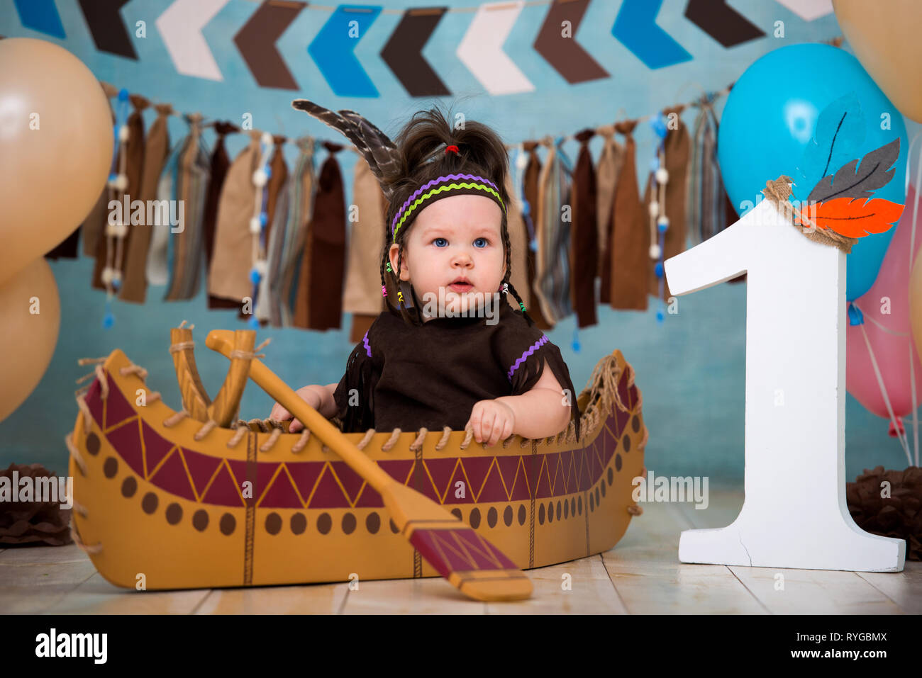 Smiling apache girl hi-res stock photography and images - Alamy