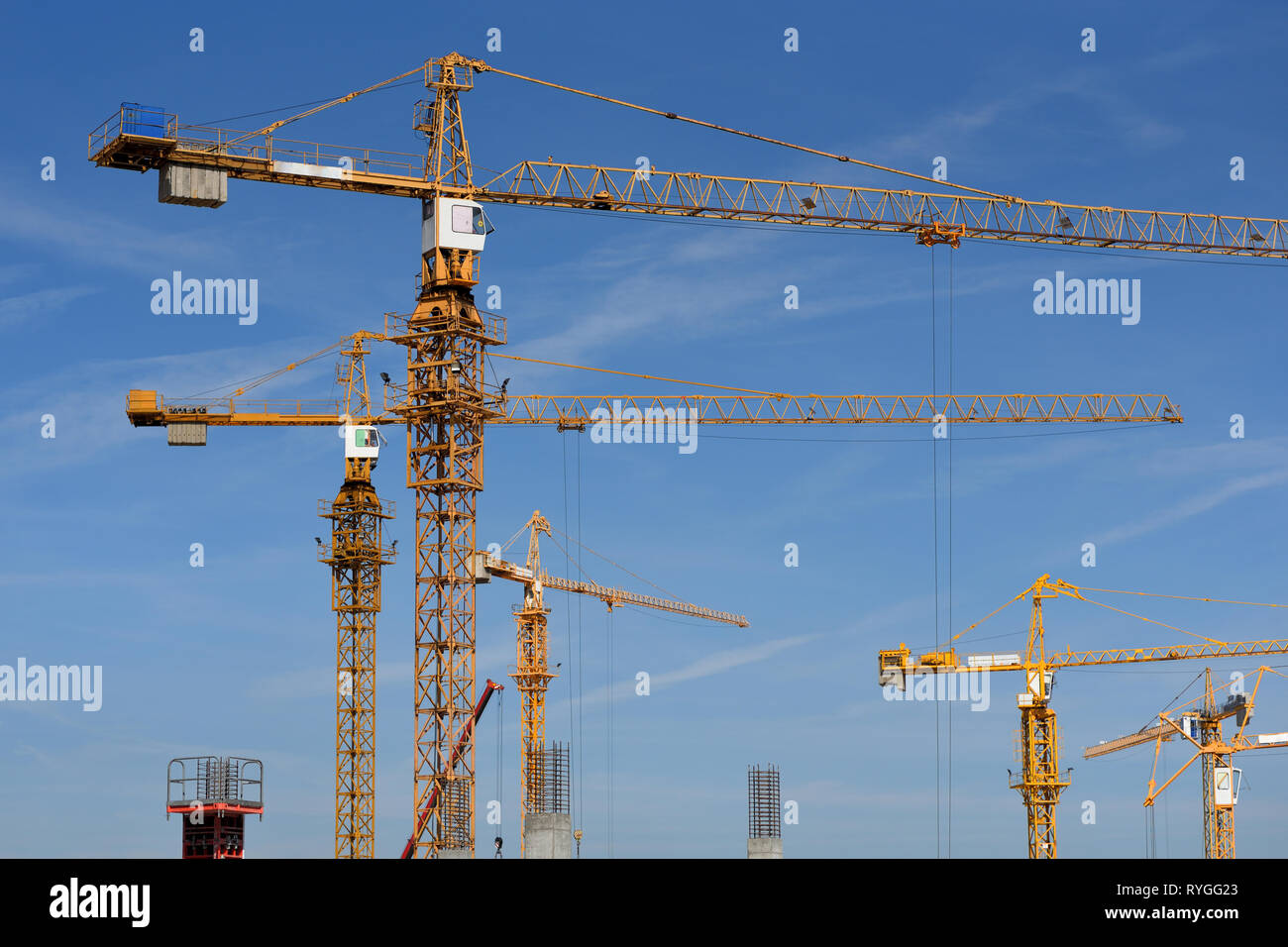 Cranes working hi-res stock photography and images - Alamy