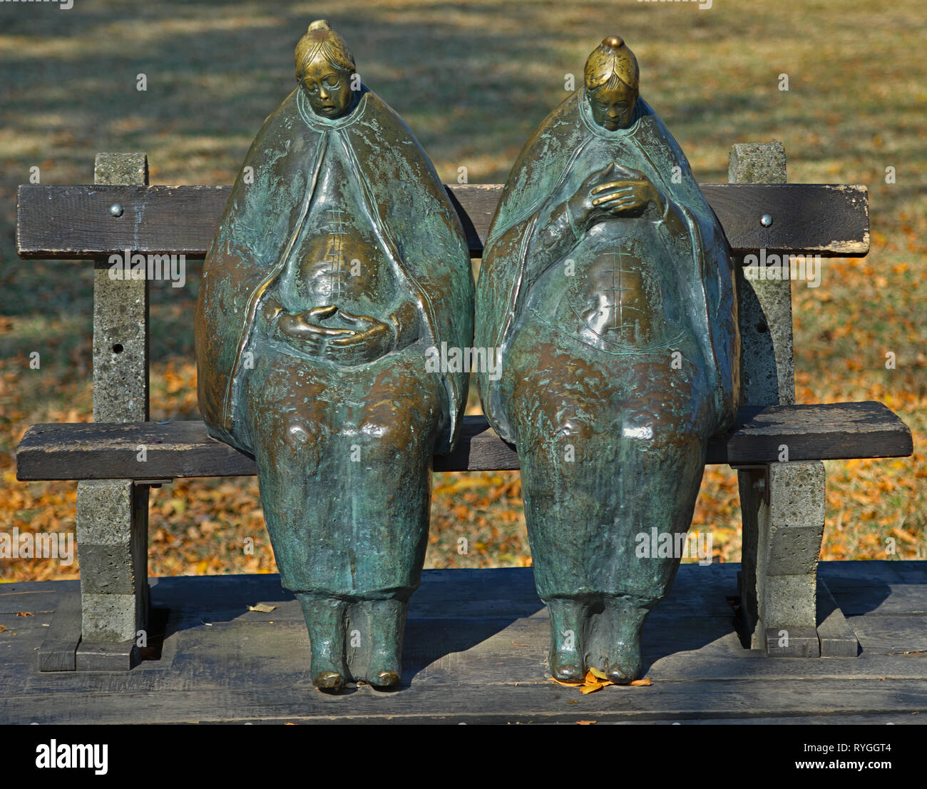 Statue of two women hi-res stock photography and images - Alamy