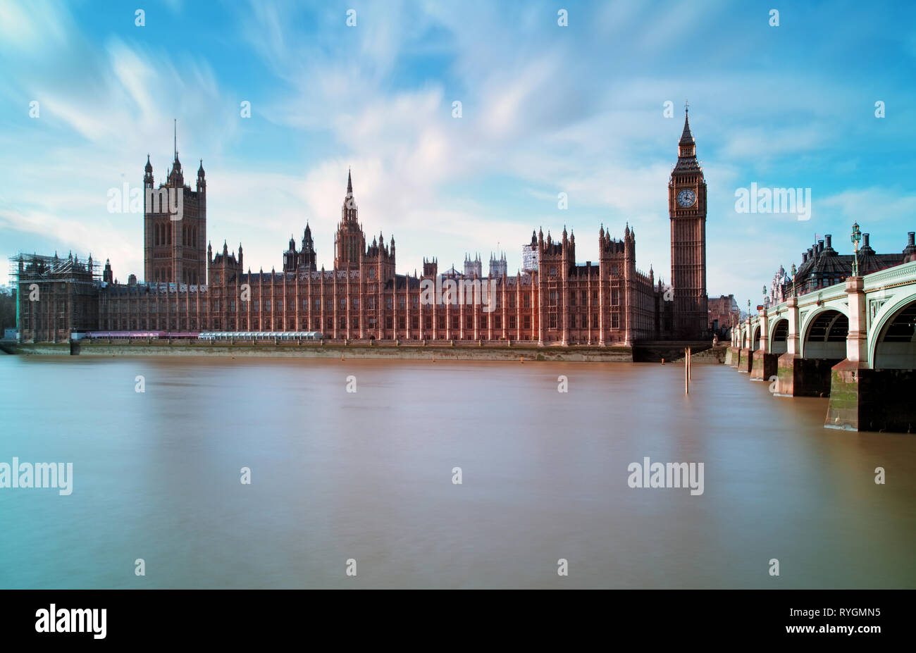 London reflection building day light hi-res stock photography and ...