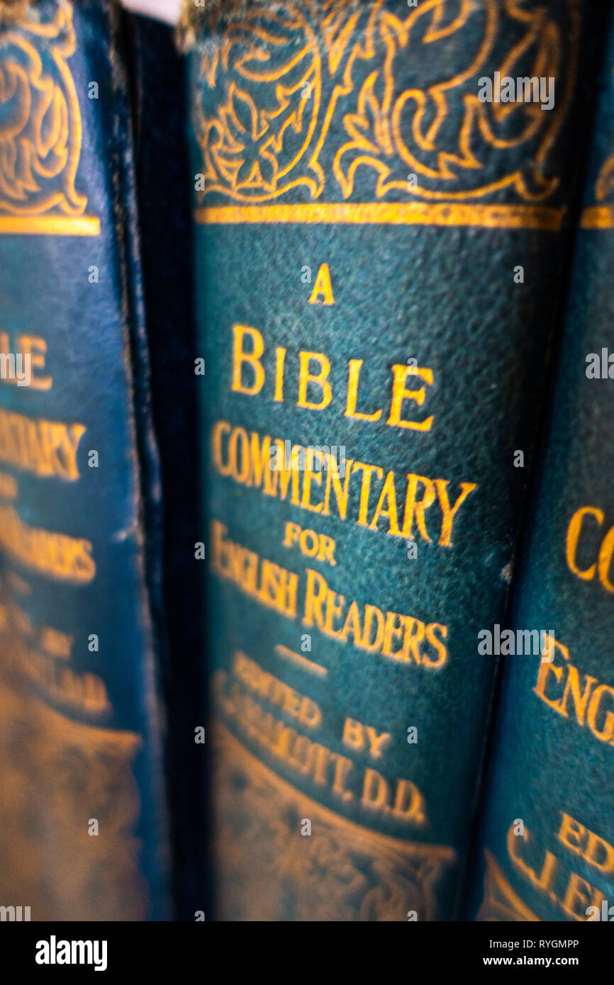 Row of bible commentary books hi-res stock photography and images - Alamy
