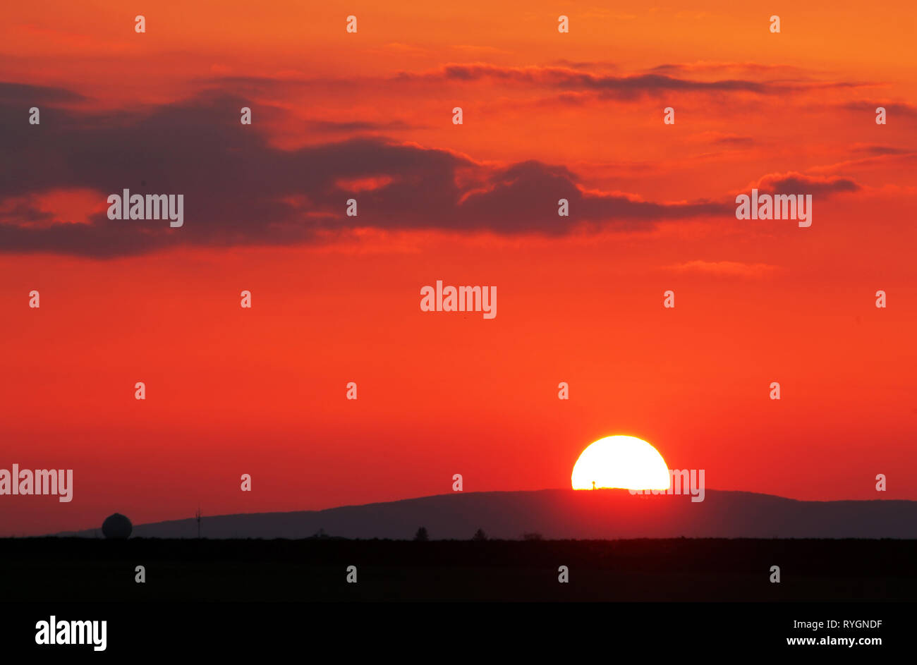 Orange red sunset hi-res stock photography and images - Alamy