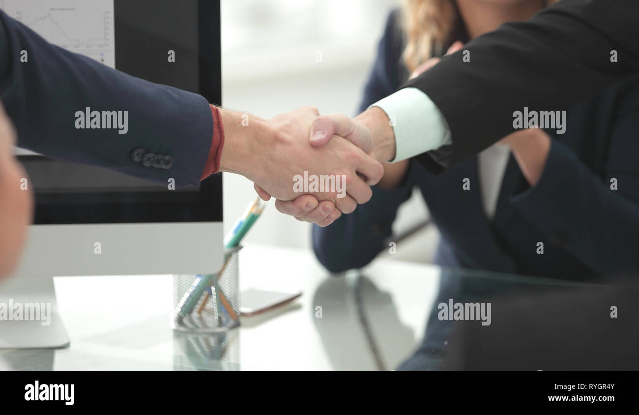 close up.handshake of business partners above the Desk Stock Photo - Alamy