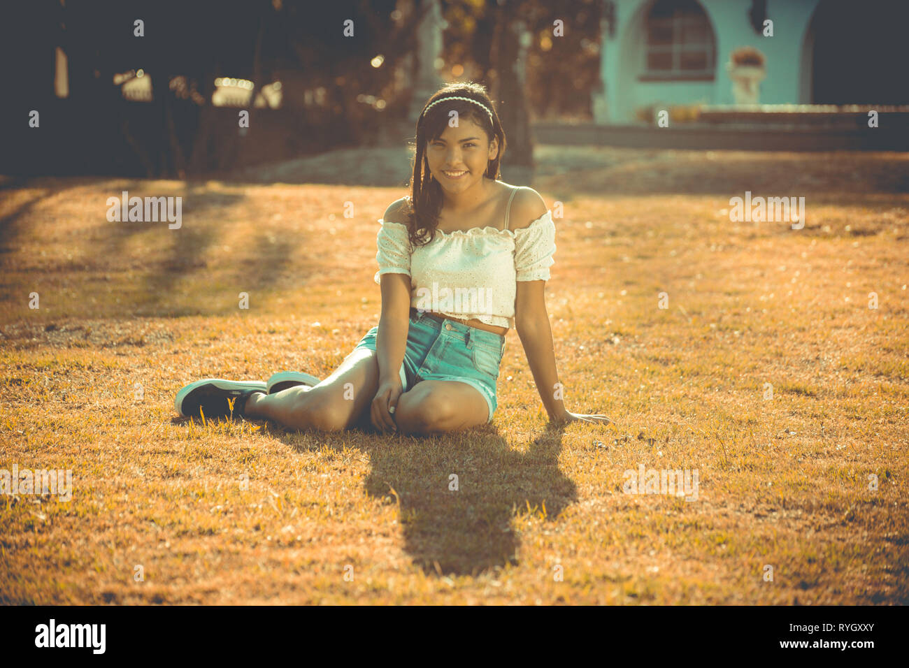 Girl modeling by tree hi-res stock photography and images - Alamy