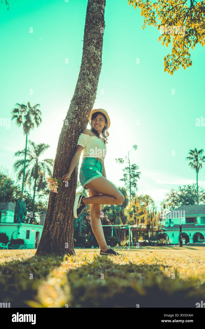 Girl modeling by tree hi-res stock photography and images - Alamy
