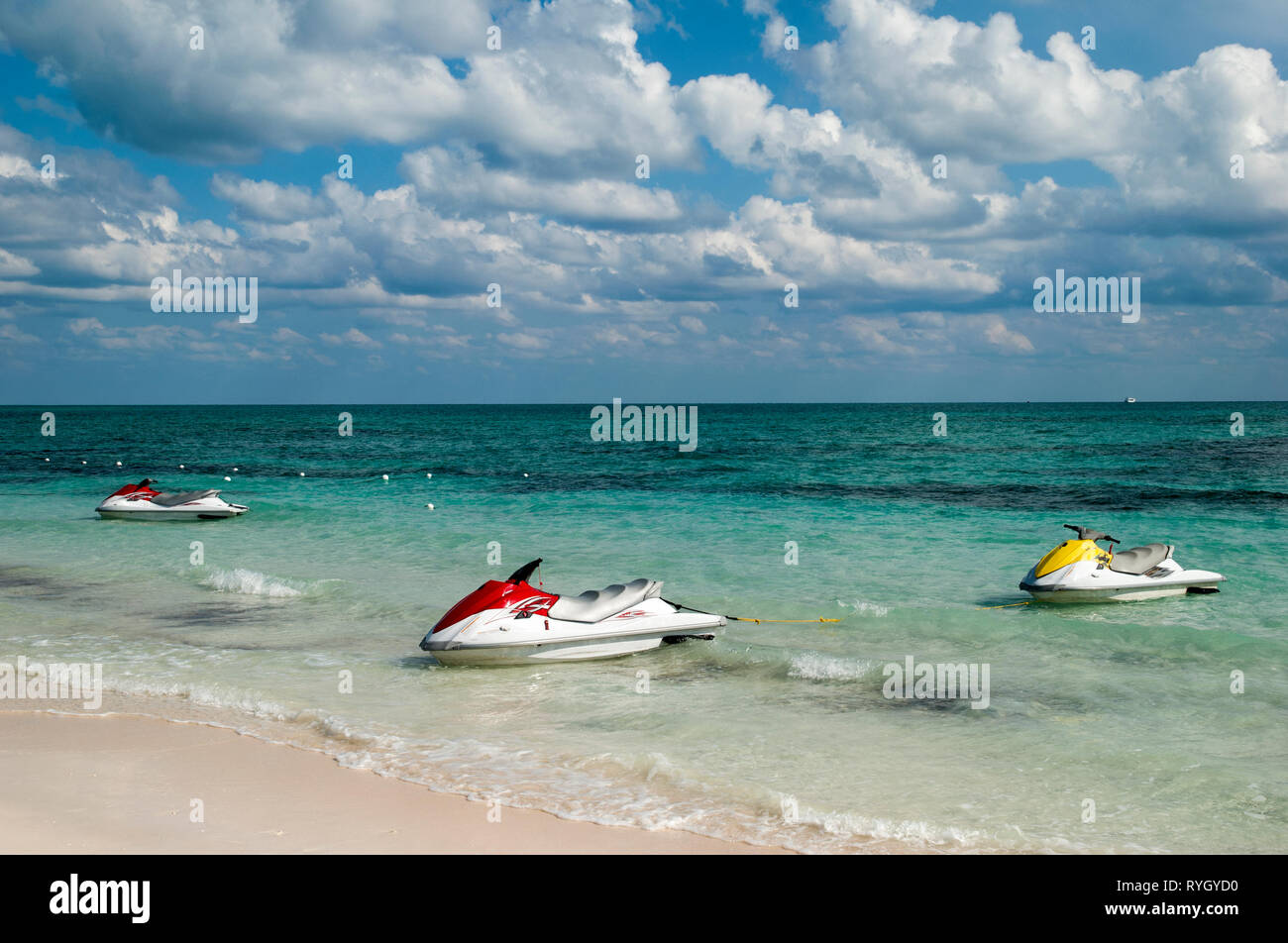 Jet ski drifting in Taino beach on Grand Bahama Island (Freeport ...