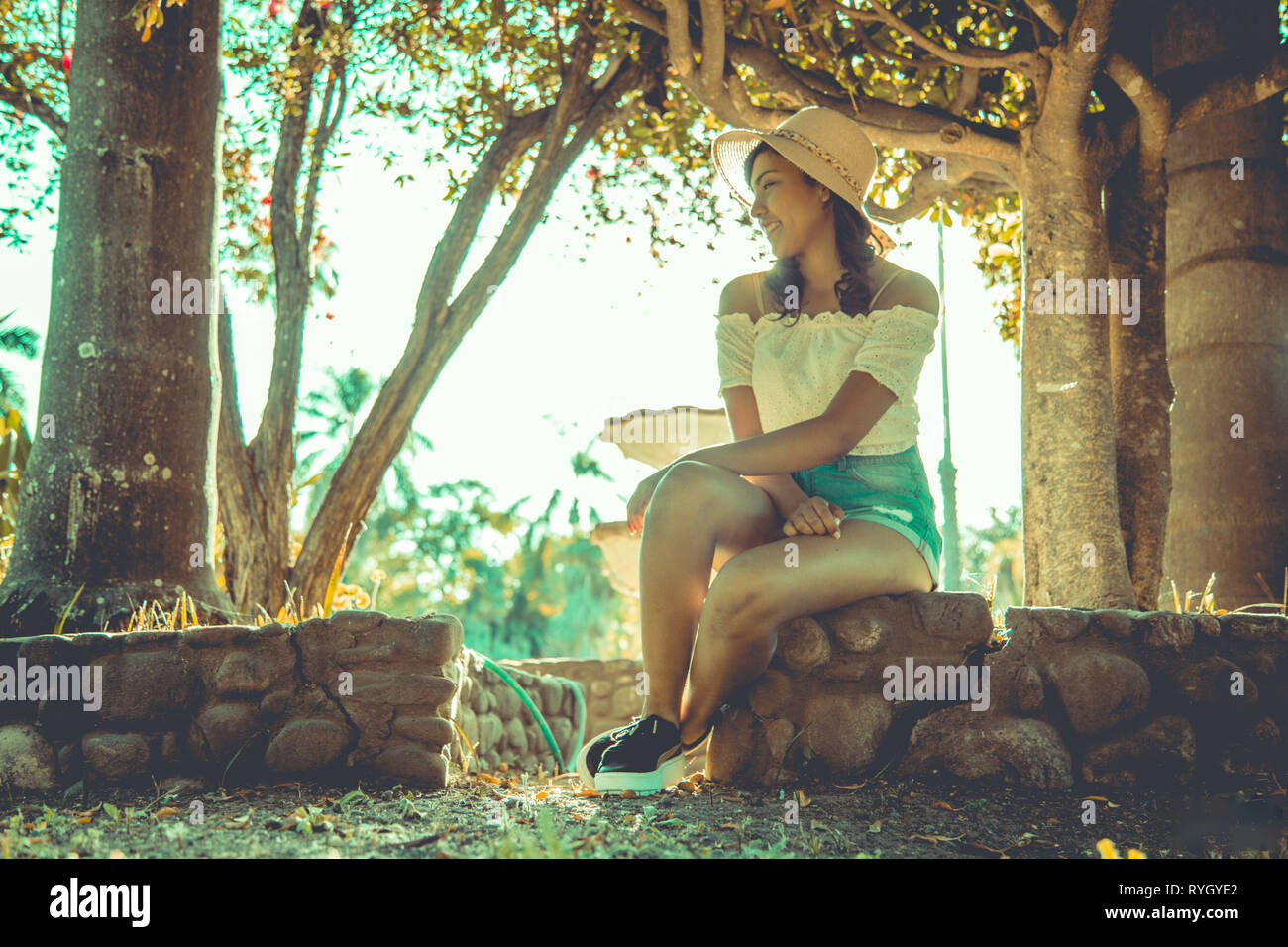 Girl modeling by tree hi-res stock photography and images - Alamy
