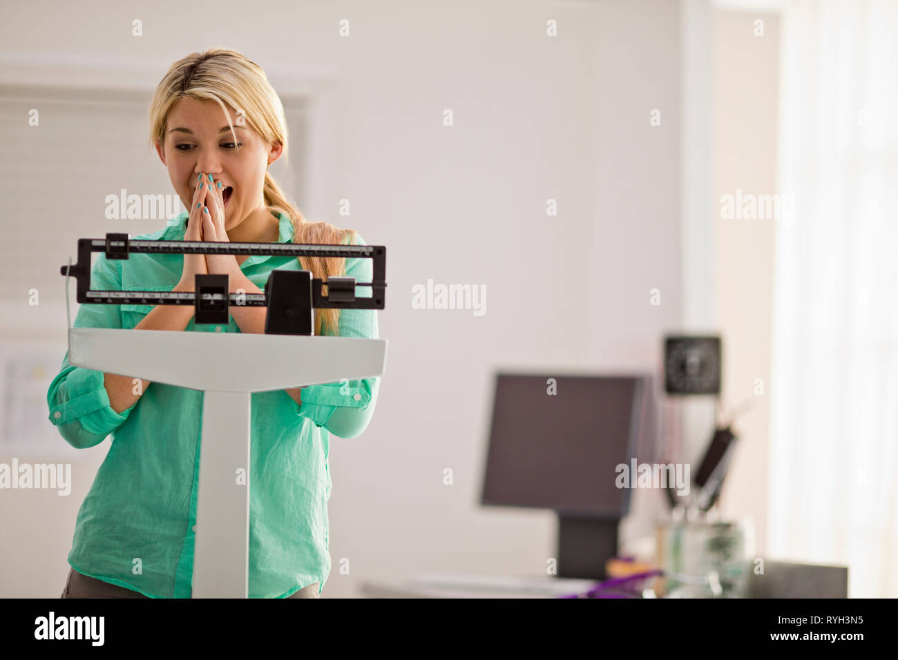 Doctor's office scale hi-res stock photography and images - Alamy