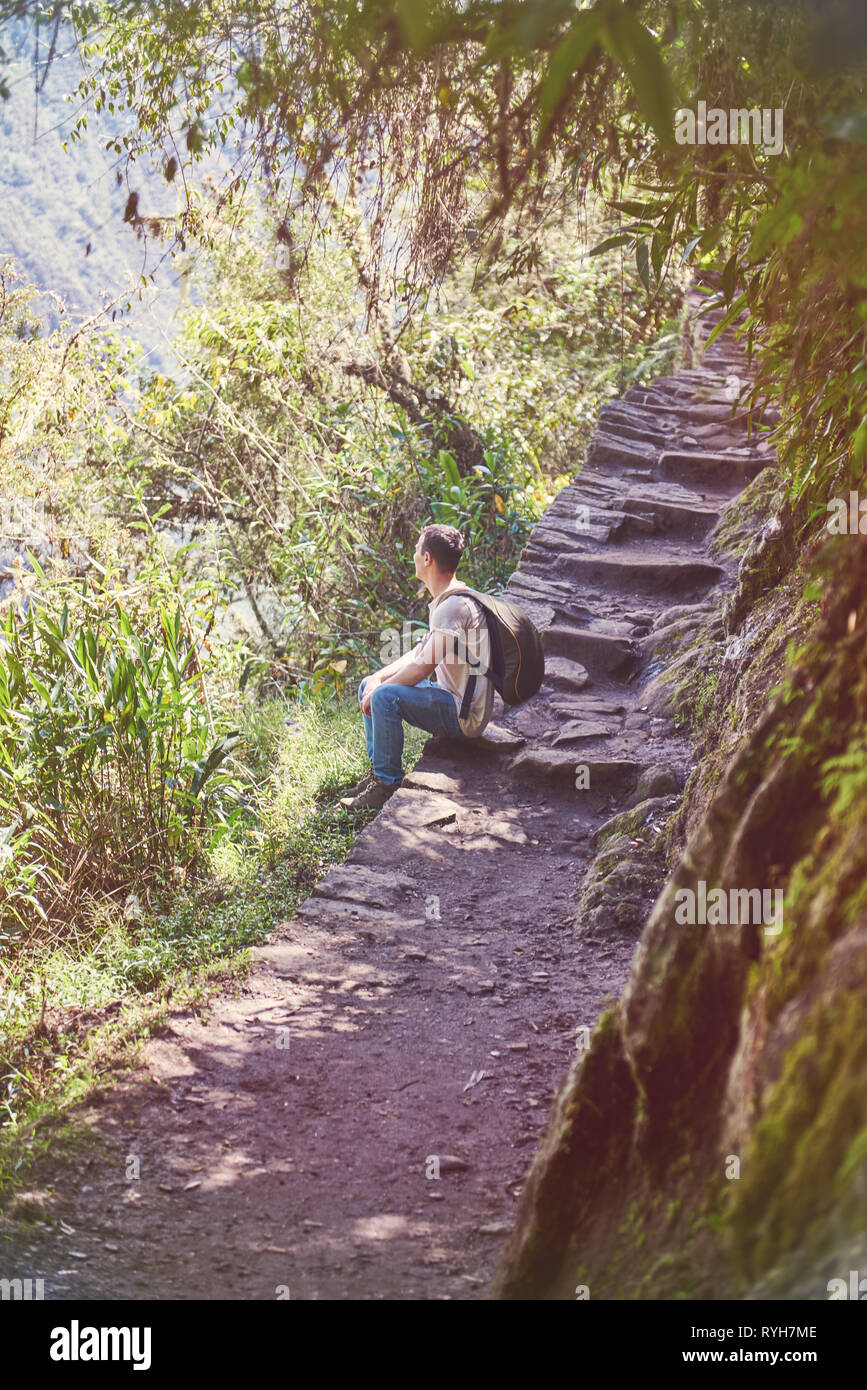 People sitting on cliff top hi-res stock photography and images - Alamy