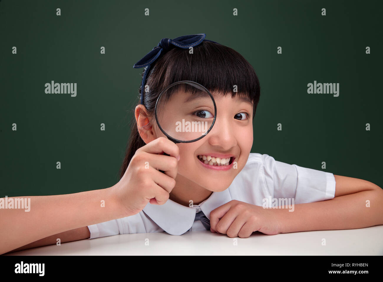 Primary school girl wears glasses Stock Photo - Alamy