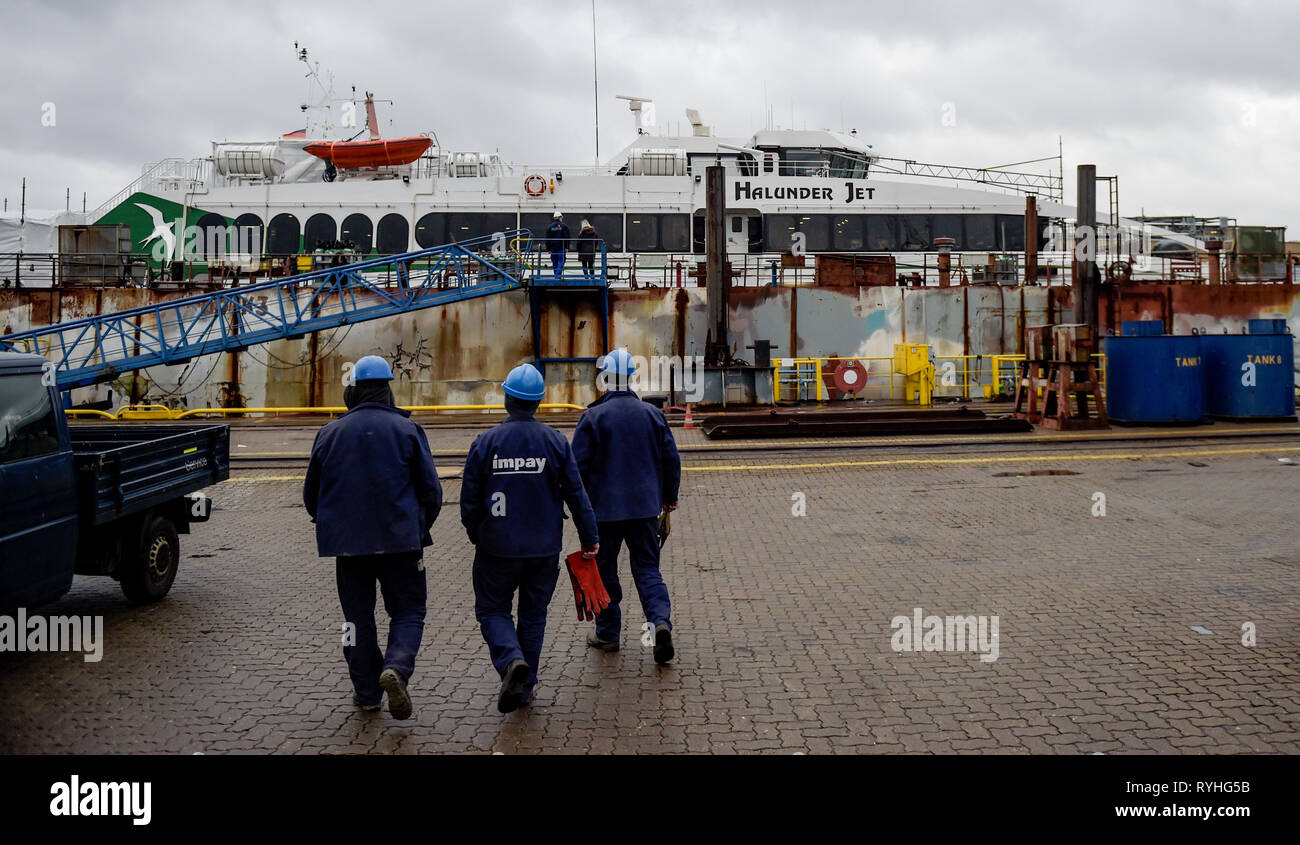 Hamburg, Germany. 13th Mar, 2019. Workers approach the "Halunder Jet ...