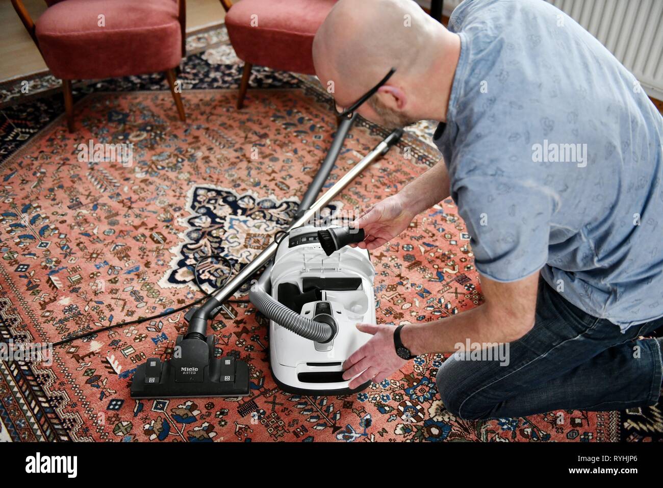 Bad Grund, Germany. 09th Mar, 2019. A man is doing household chore ...