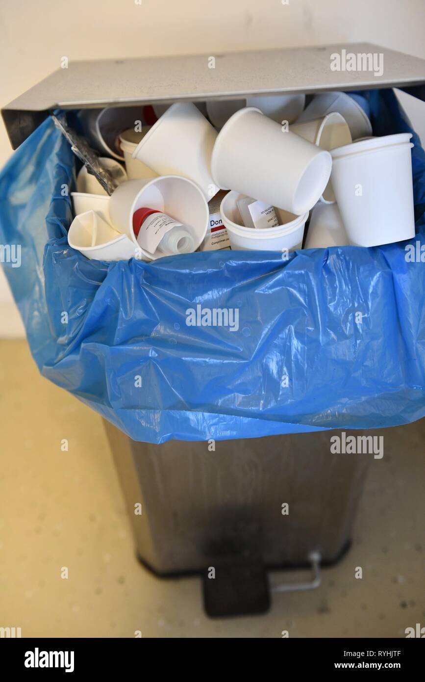 Hamburg, Germany. 05th Mar, 2019. Trash can, Germany, city of Hamburg ...