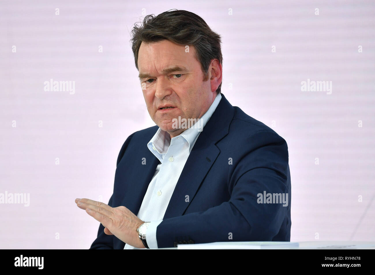 Bram SCHOT (Chairman of the Management, CEO), gesture, single image ...