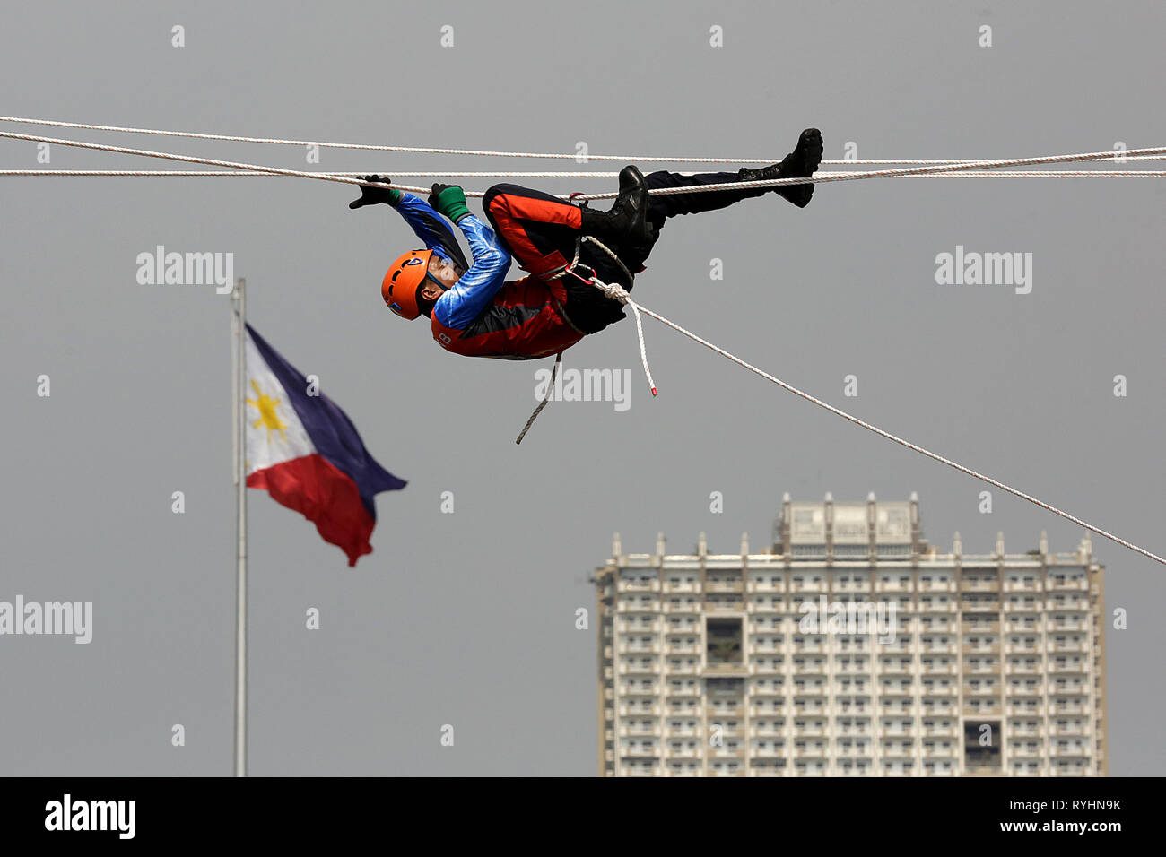 Manila, Philippines. 14th Mar, 2019. A fire volunteer participates in ...
