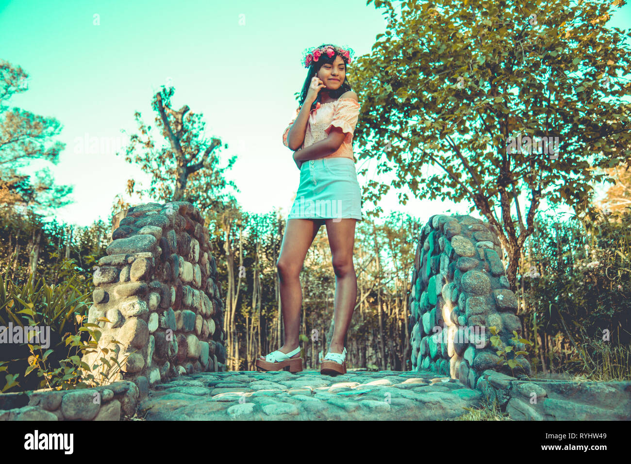 Girl modeling by tree hi-res stock photography and images - Alamy
