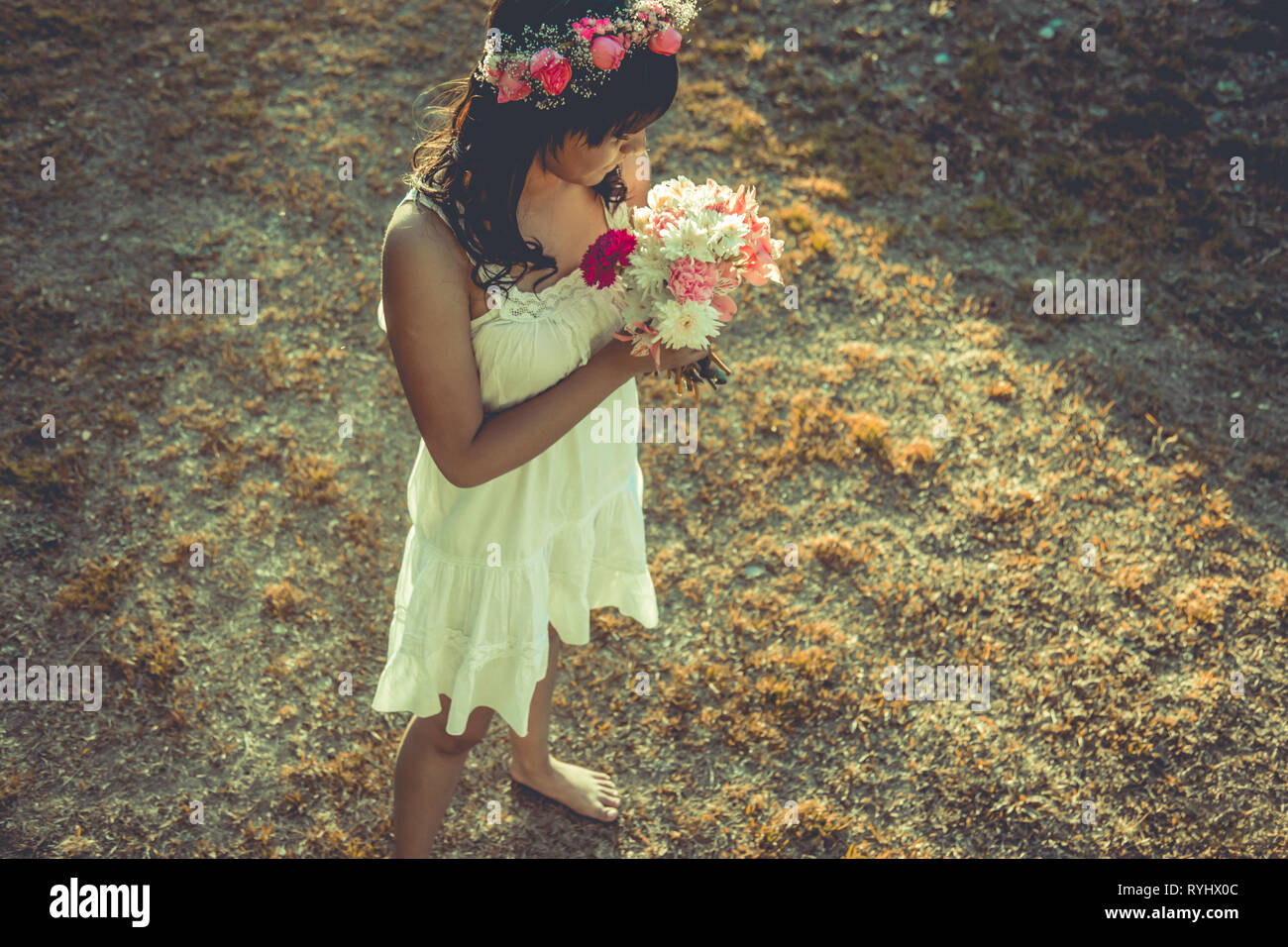 Girl modeling by tree hi-res stock photography and images - Alamy