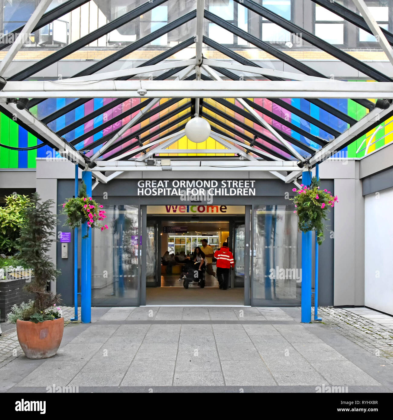 Great ormond street hospital entrance hi-res stock photography and ...