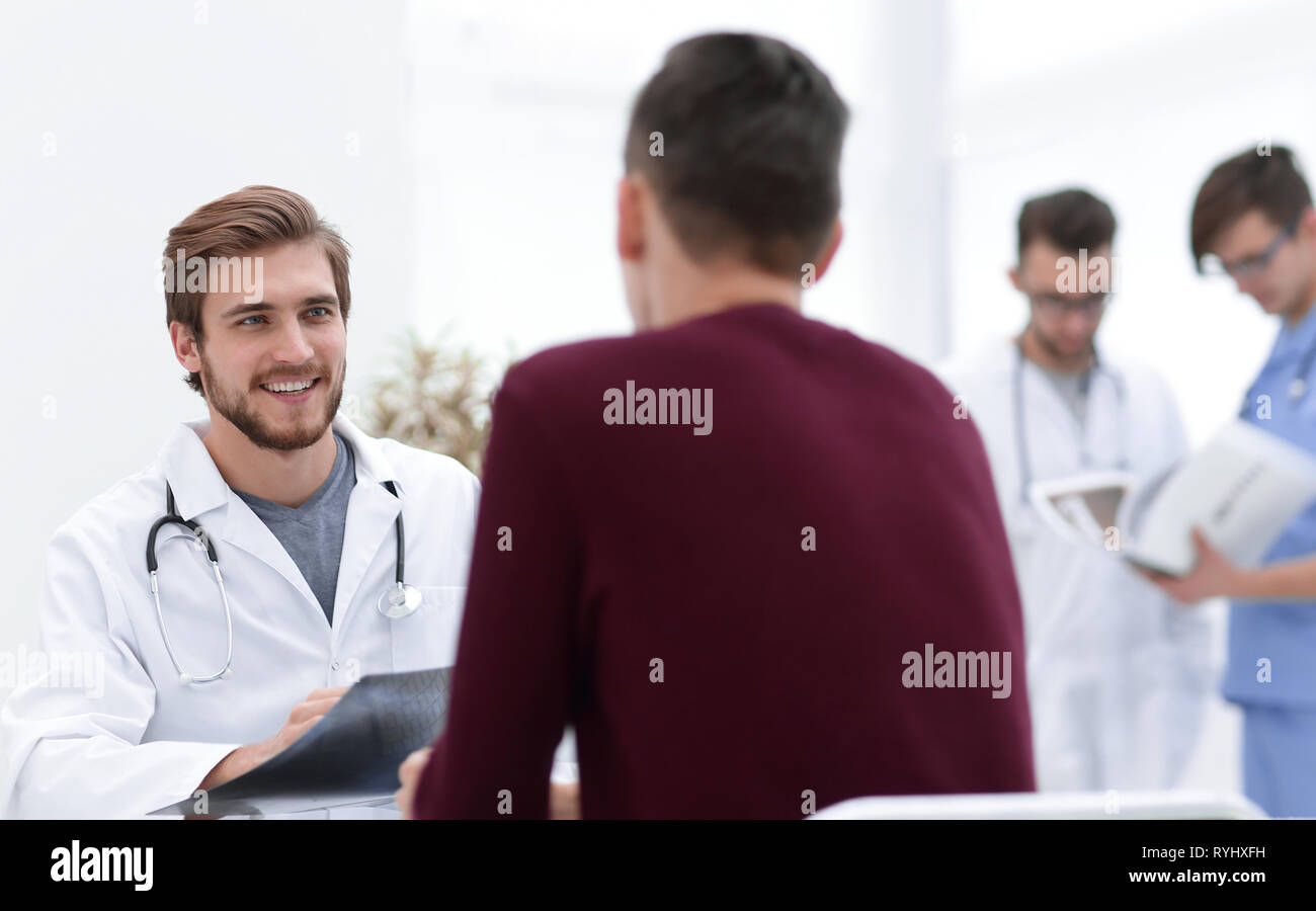 doctors discuss with the patient the x-ray Stock Photo - Alamy