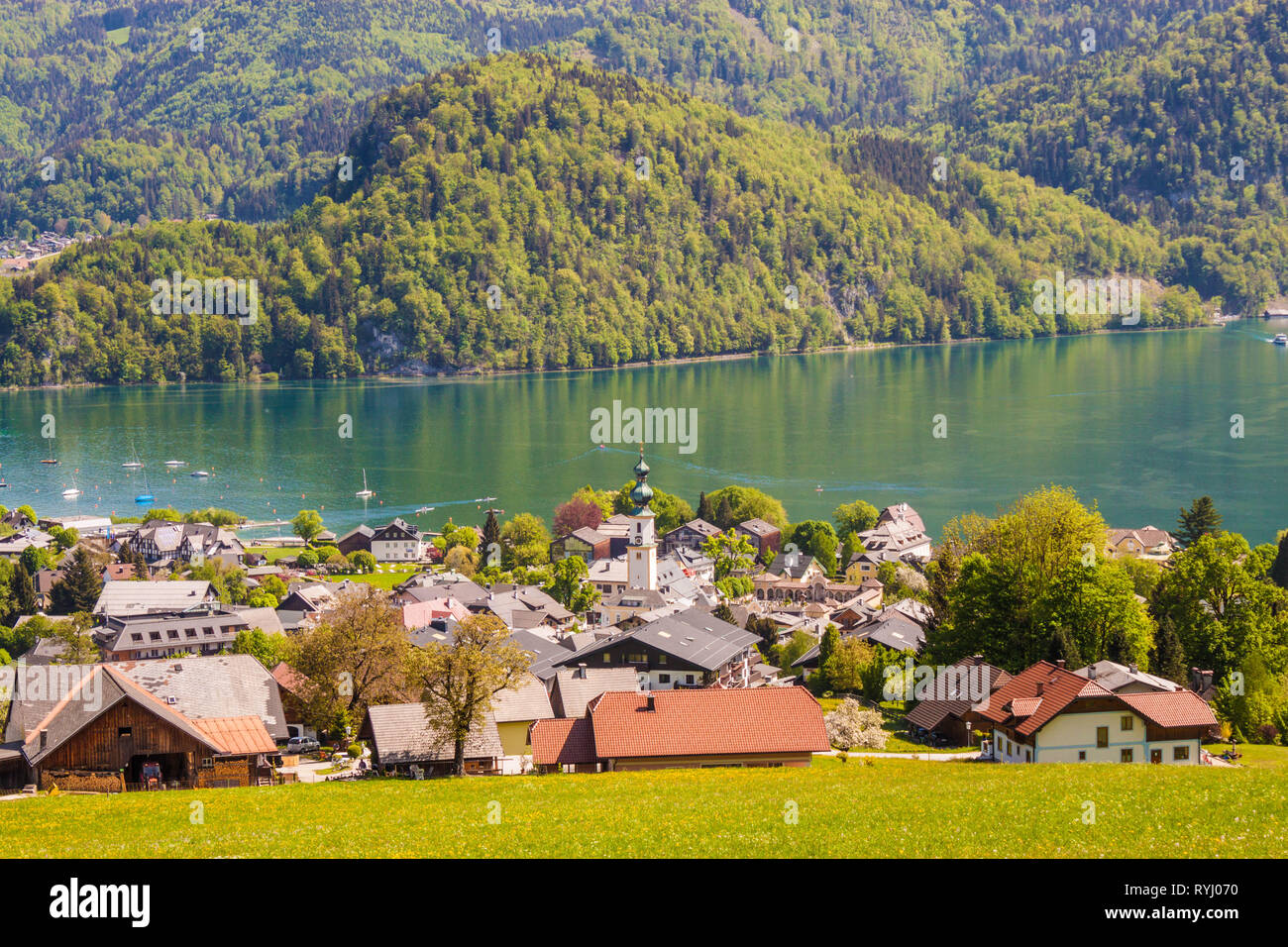 View of alpine town St. Gilgen on Wolfgangsee lake on a beautiful sunny ...