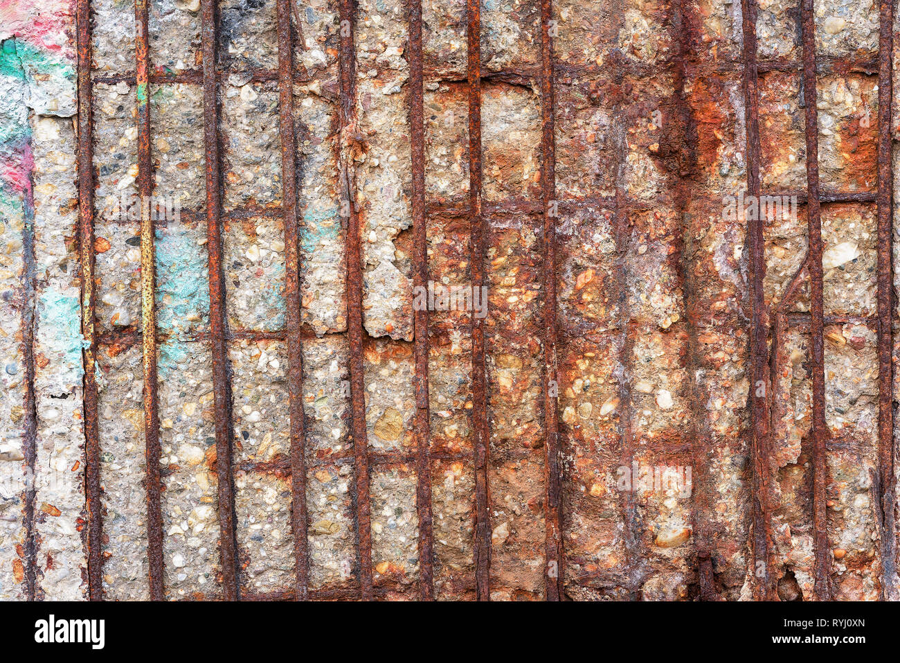 Corrosion and decay of reinforced concrete wall, grunge urban ...