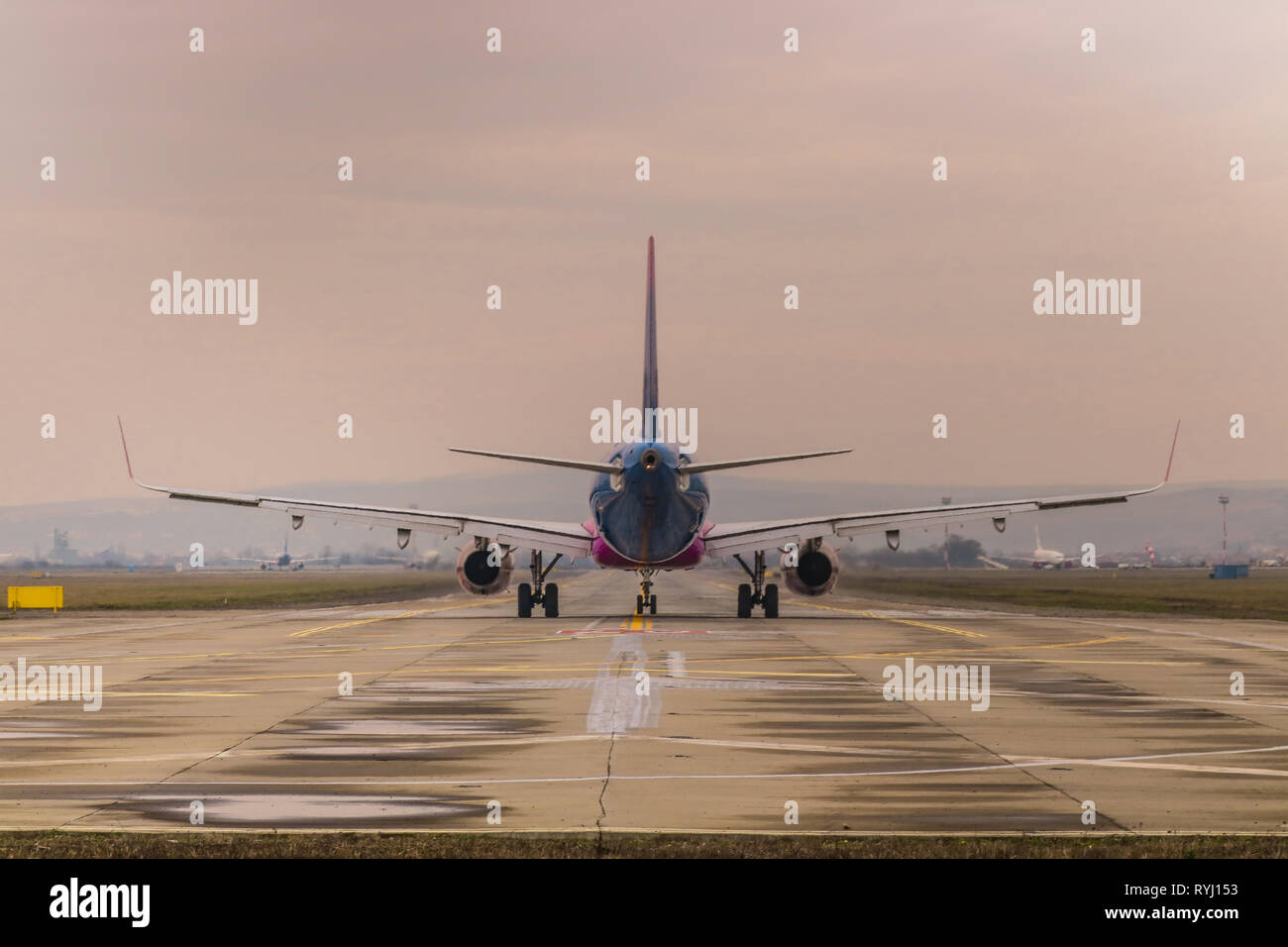 Airplane preparing for take off hi-res stock photography and images - Alamy