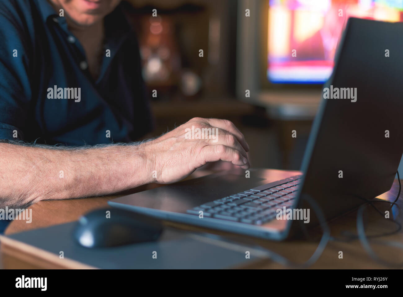 People using computer hi-res stock photography and images - Alamy