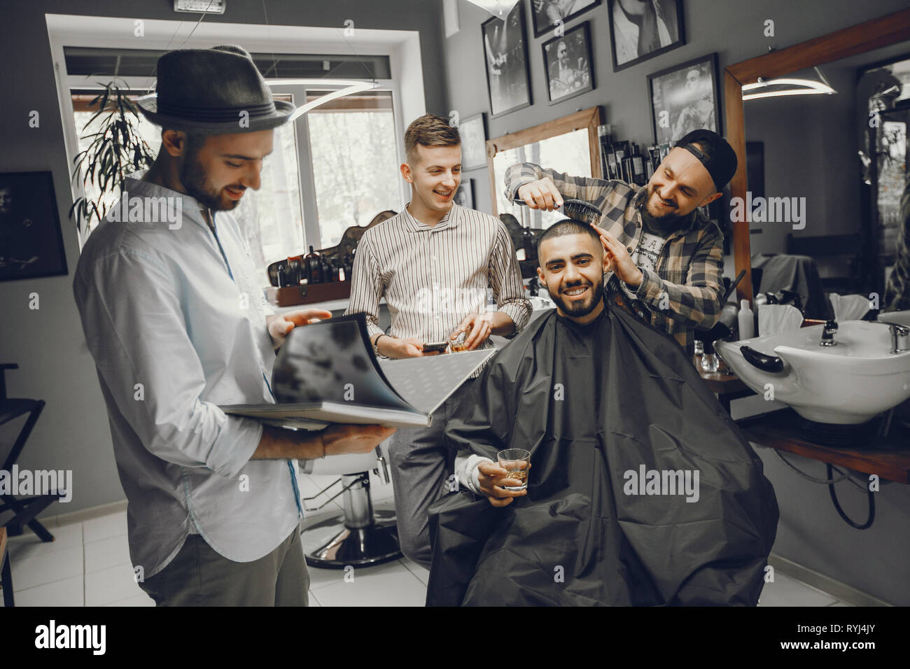 Friends salon hi-res stock photography and images - Alamy