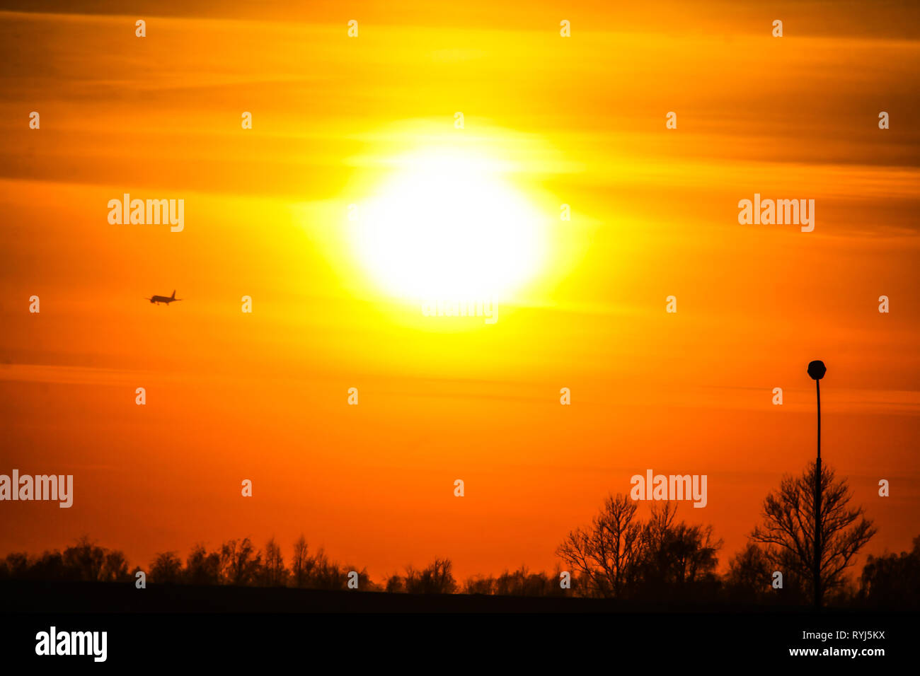 Big bright orange sun sets hi-res stock photography and images - Alamy