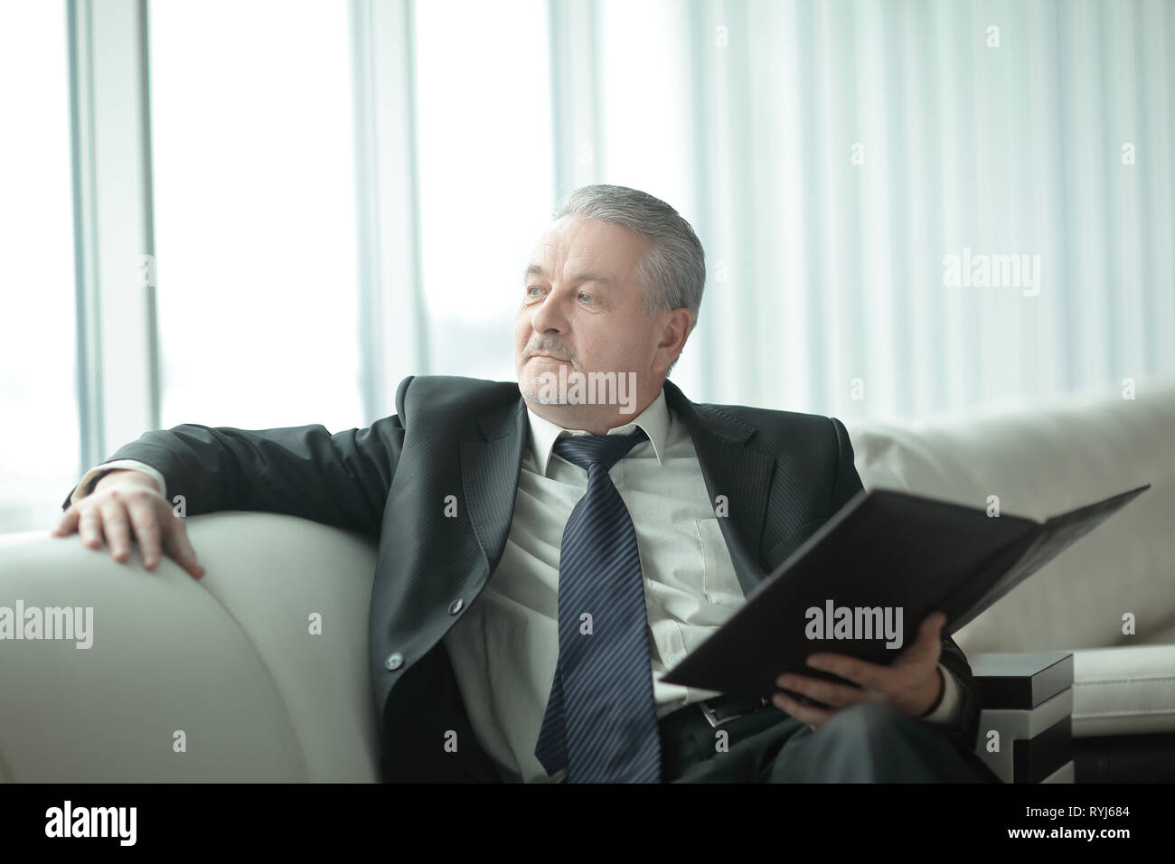 Person clipboard inside office hi-res stock photography and images - Alamy