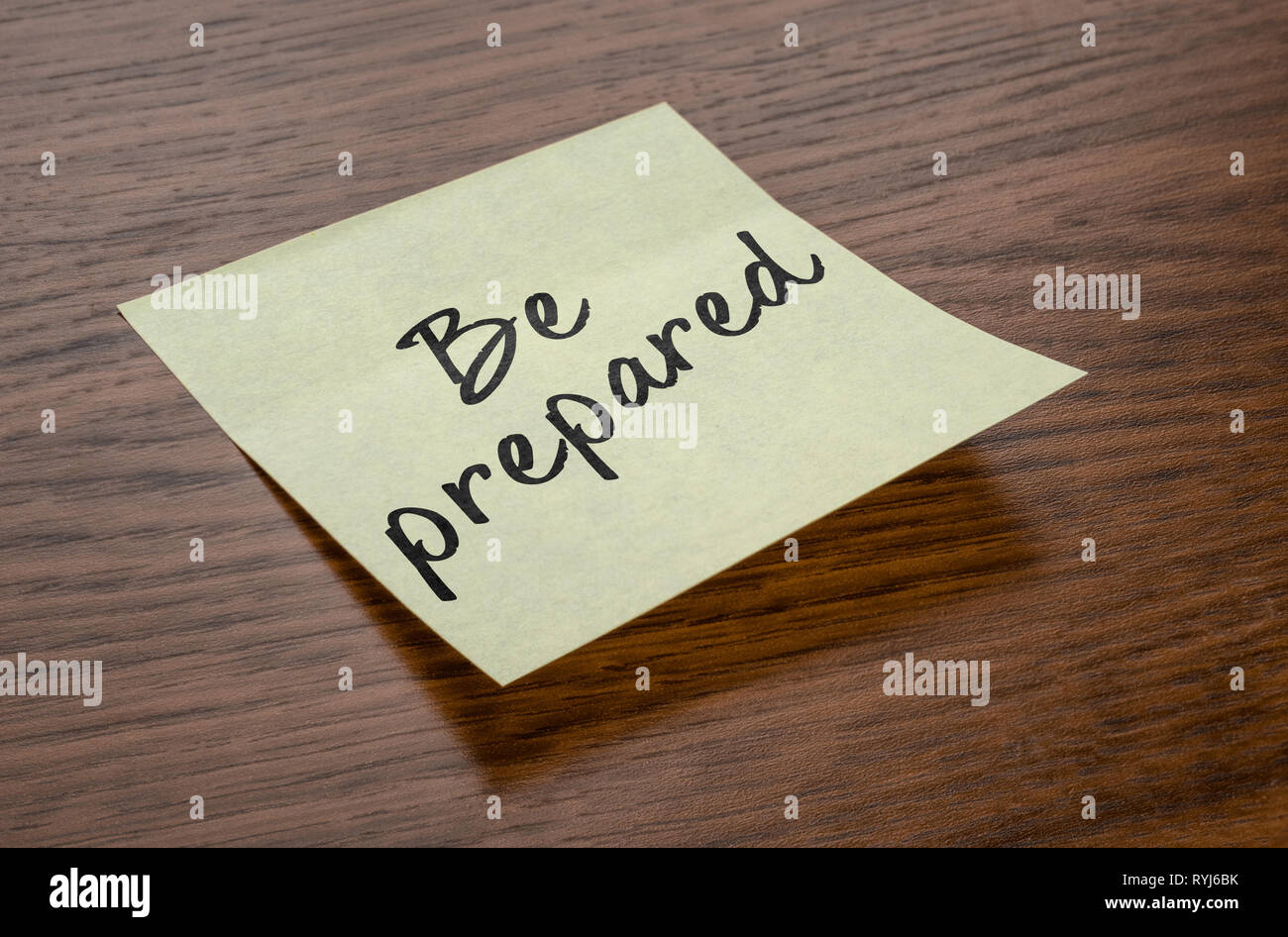 Sticky note with the text Be prepared Stock Photo - Alamy