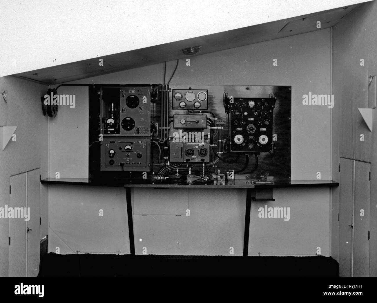 Aircraft radios hi-res stock photography and images - Alamy