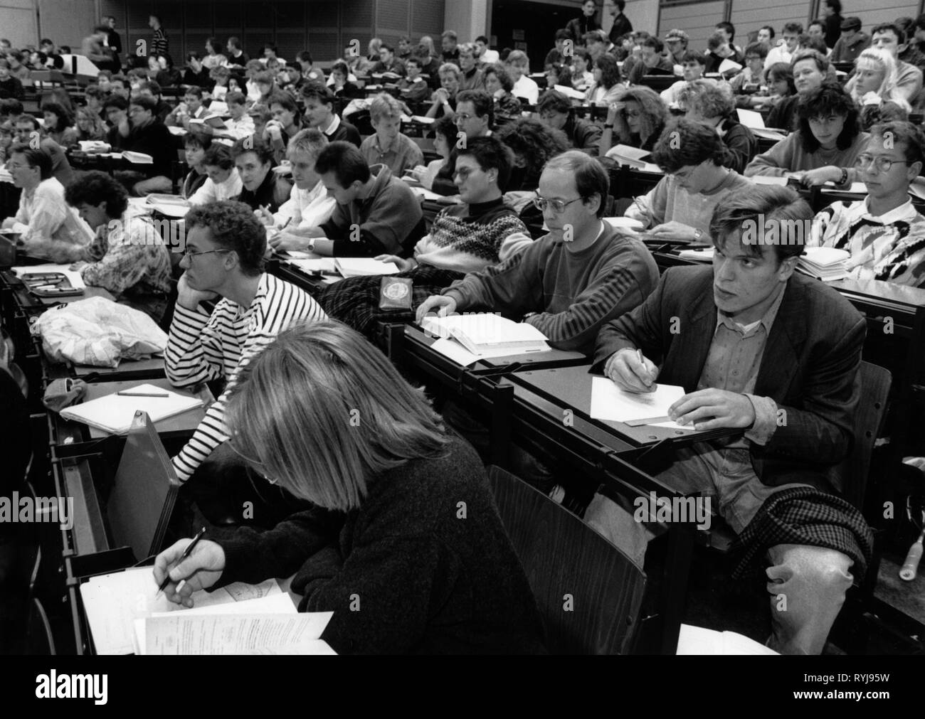 Lecture audience 1990s hi-res stock photography and images - Alamy