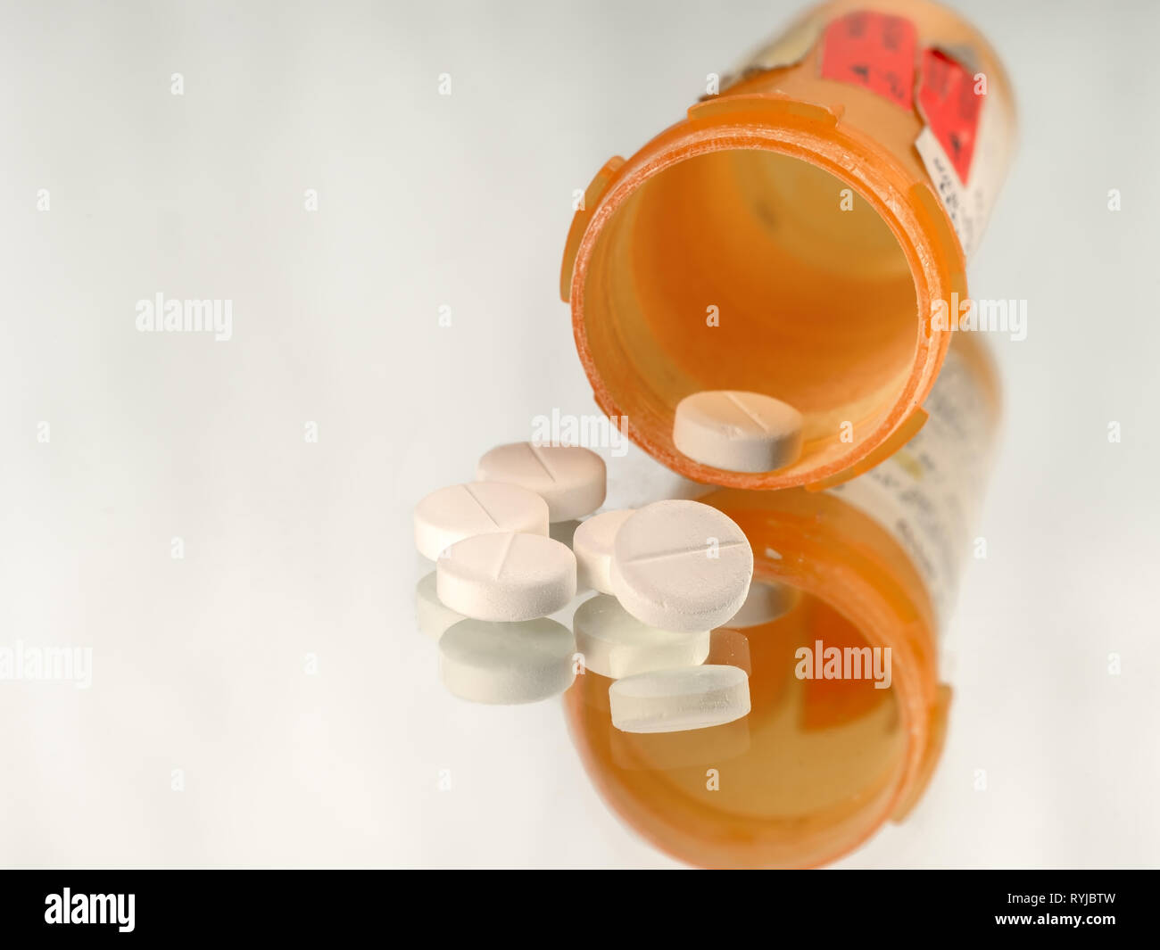 Opioid pills hi-res stock photography and images - Alamy
