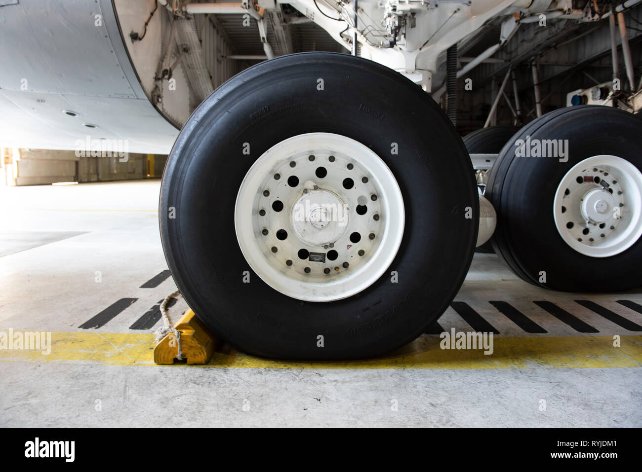 Main landing gear hi-res stock photography and images - Alamy