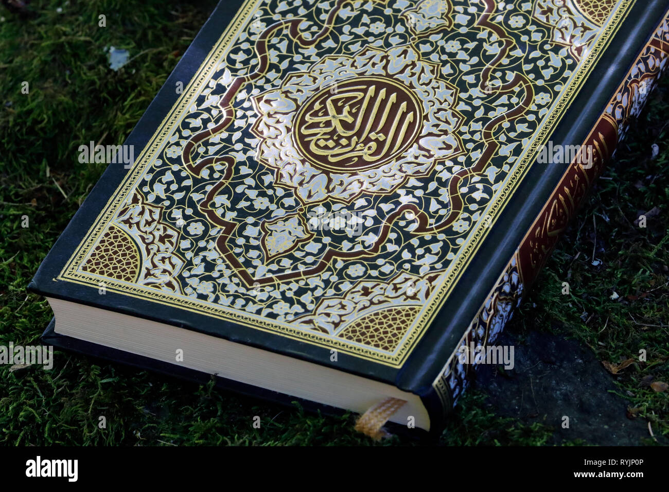 Holy quran hi-res stock photography and images - Alamy