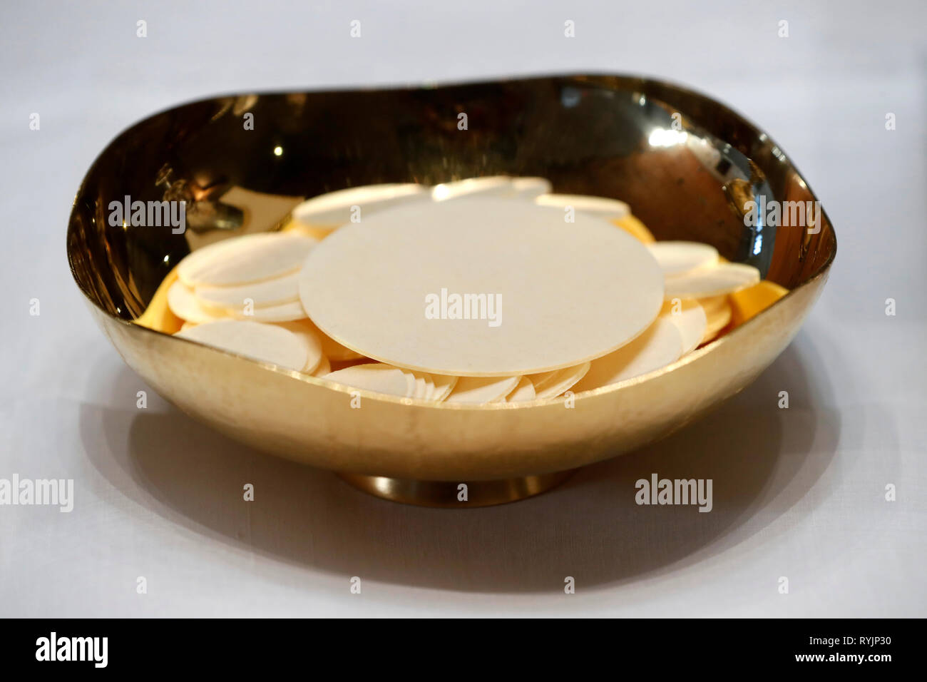 Sacrament of the eucharist hi-res stock photography and images - Alamy