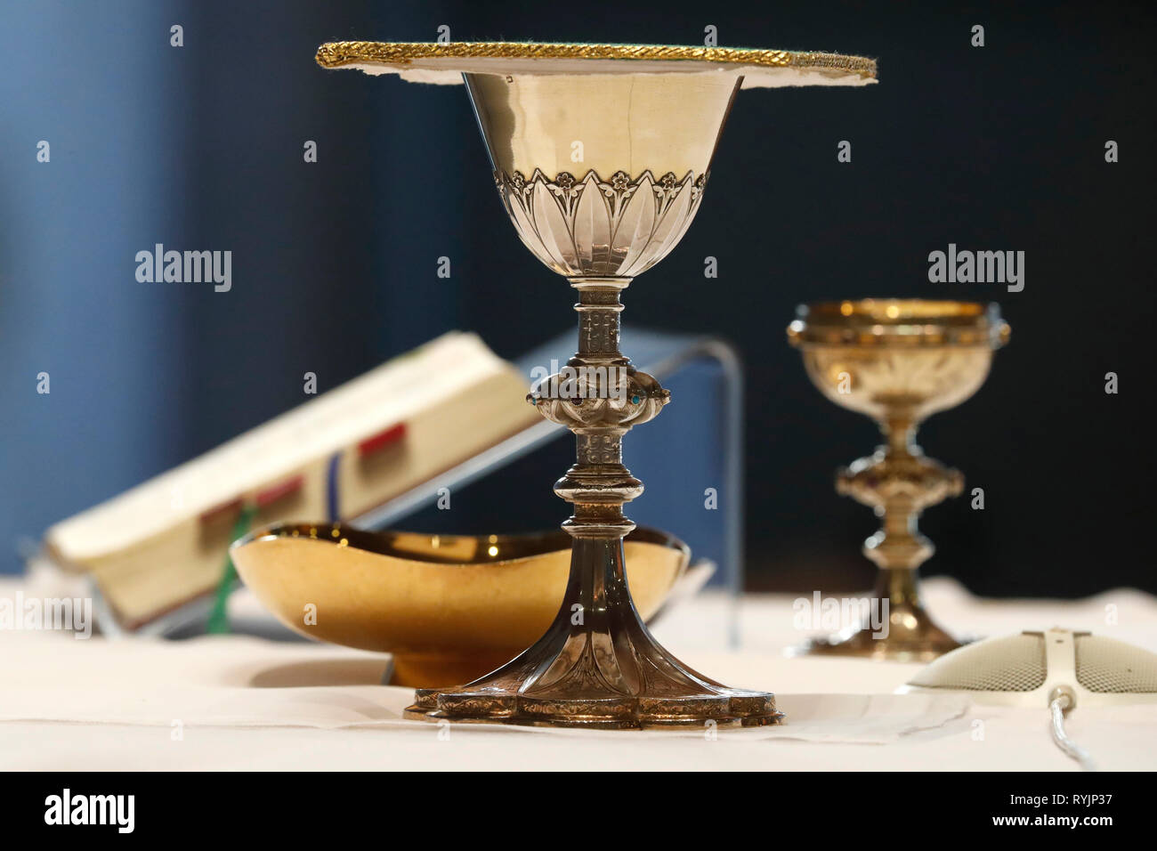 Sacrament of eucharist hi-res stock photography and images - Alamy