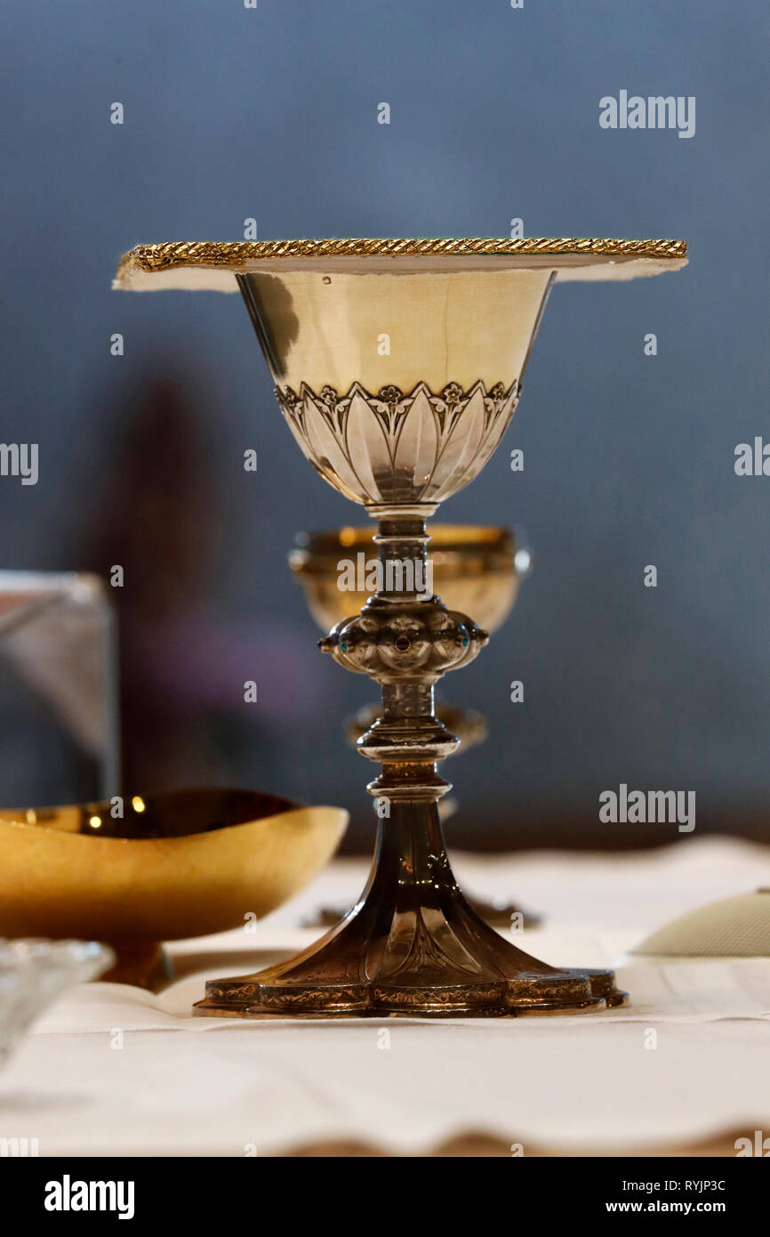 Sacrament of the eucharist hi-res stock photography and images - Alamy