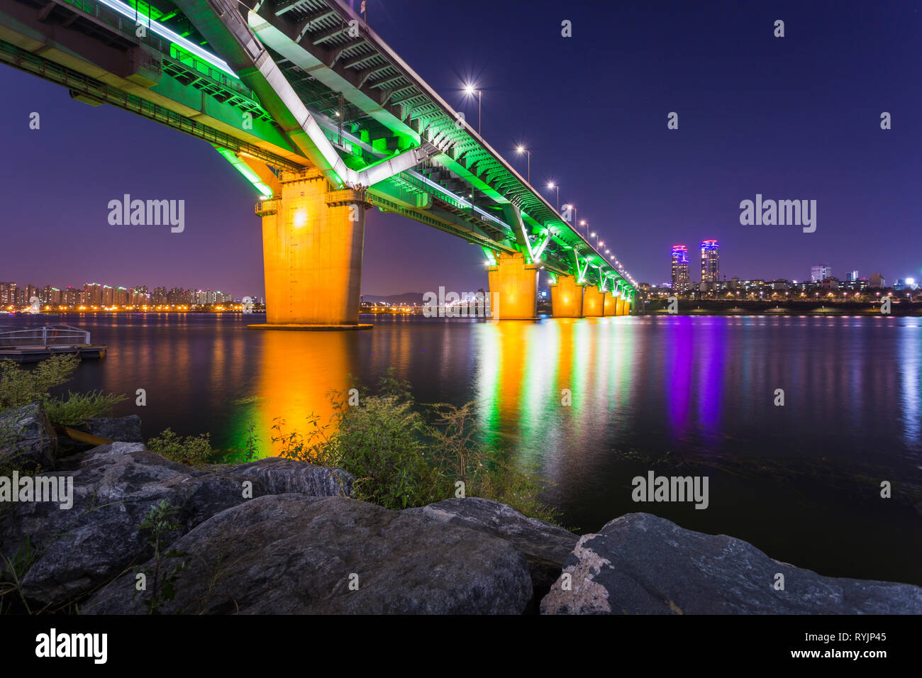 cheongdam bridge or cheongdamdaegyo is han river bridge at night in ...