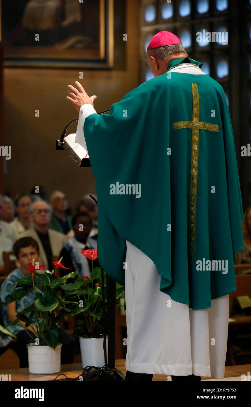 Homily mass hi-res stock photography and images - Alamy
