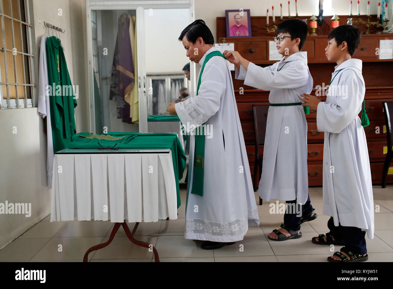 Catholic priest boy hi-res stock photography and images - Alamy