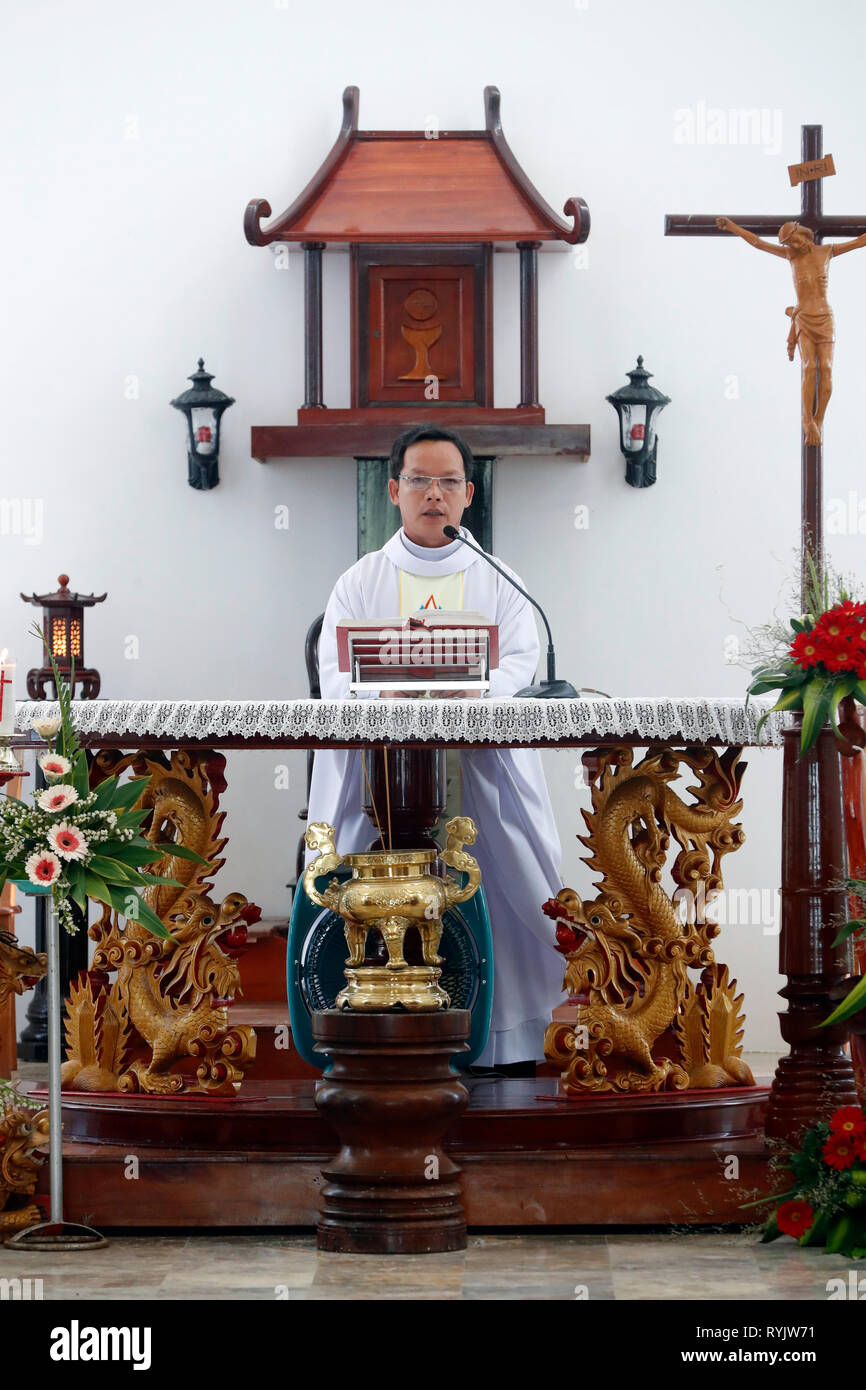 Catholic priest mass altar hi-res stock photography and images - Alamy