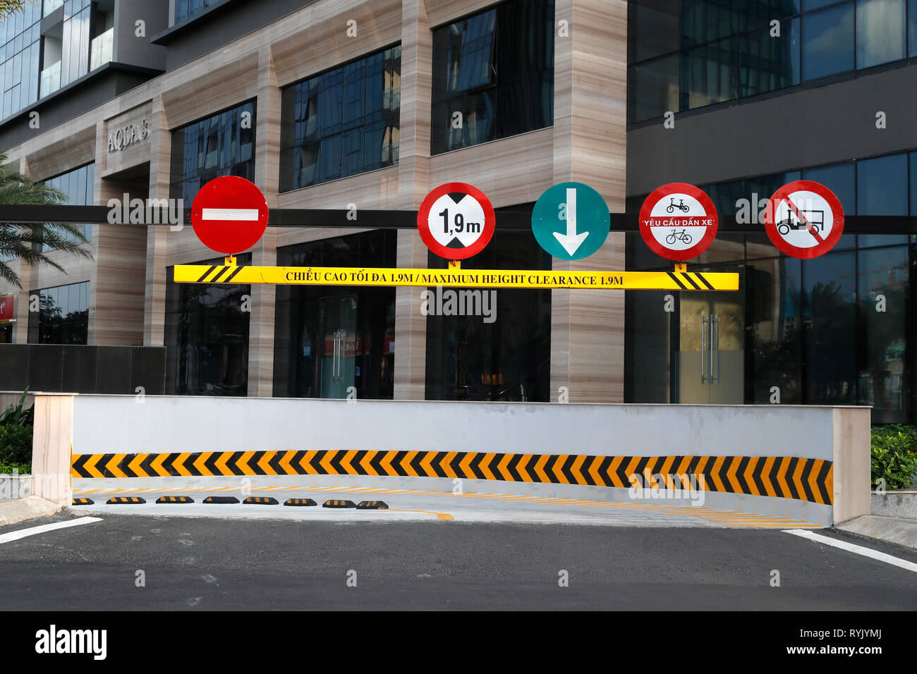 Apartment building entrance hi-res stock photography and images - Alamy