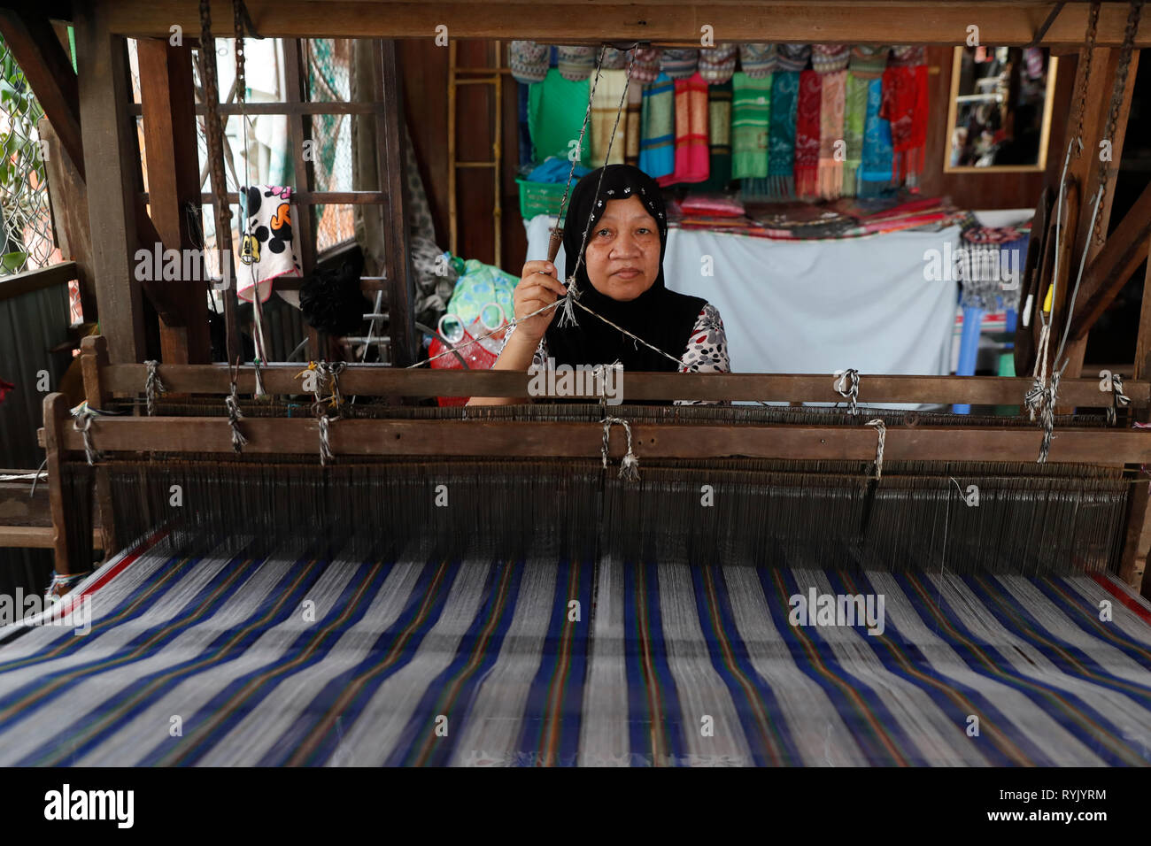 Hand loom hi-res stock photography and images - Alamy