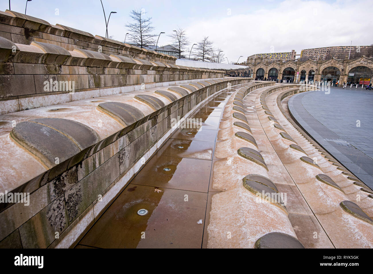 Sheffield railway station water features Stock Photo - Alamy